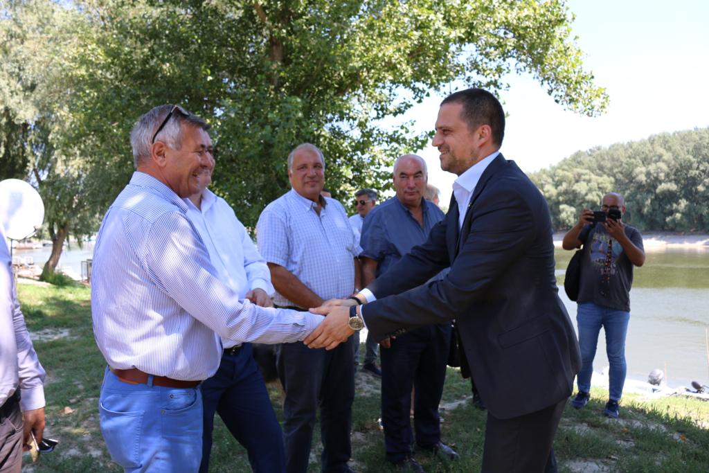 Ministrul Bogdan Trif, promite un port turistic la Călărași. FOTO MT ...