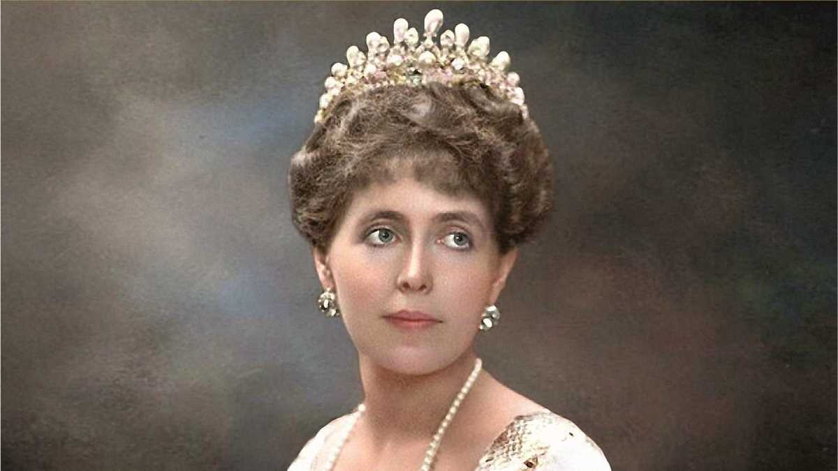 Muzeul Național al Bucovinei continuă itinerarea expoziției “Regina ...