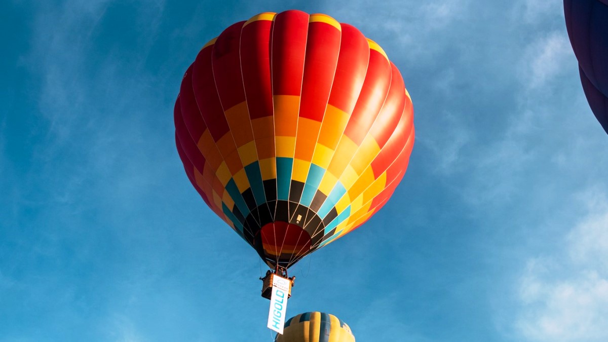 A doua ediție a festivalului de baloane cu aer cald la Băile Fortyogó ...